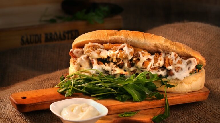 Butter-Board als Food-Trend: Butter auf Holzbrett schmieren und mit ...